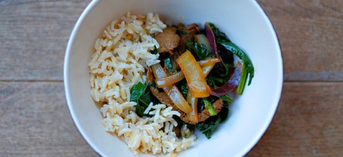 Rijst met roergebakken spinazie en biefstukreepjes - Kookidee