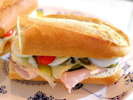 Broodje kalkoen met kaas, augurk, ei en mayonaise - Kookidee