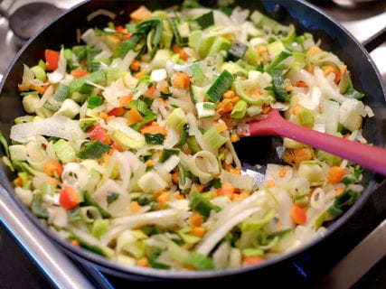 Mac and cheese met groenten, tomatensaus, ham en kaas - Kookidee