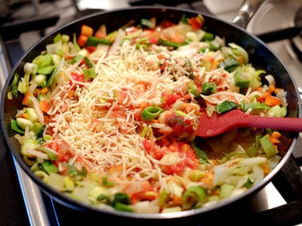 Mac and cheese met groenten, tomatensaus, ham en kaas - Kookidee