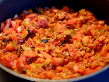Snelle spaghetti met groenten, gehakt en tomatensaus - Kookidee