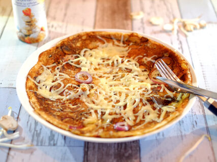 Pannenkoek met spek, rode ui, champignons, taugé en kaas - Kookidee