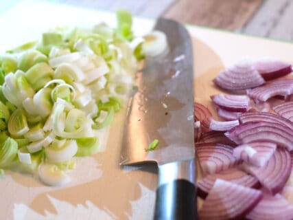 Plaattaart met prei, rode ui, champignons en Serranoham - recept - Kookidee